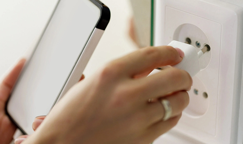 Cara Ngecas Hp Biar Gak Cepat Bocor dan Kembung | Pricebook